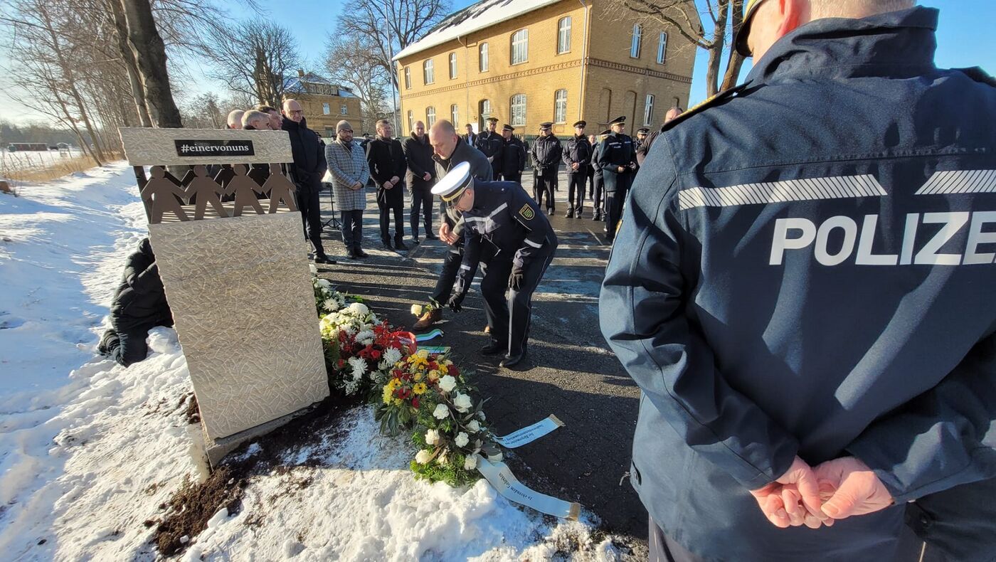 Gedenkstein erinnert an getöteten Polizisten aus Sachsen - Radio Leipzig