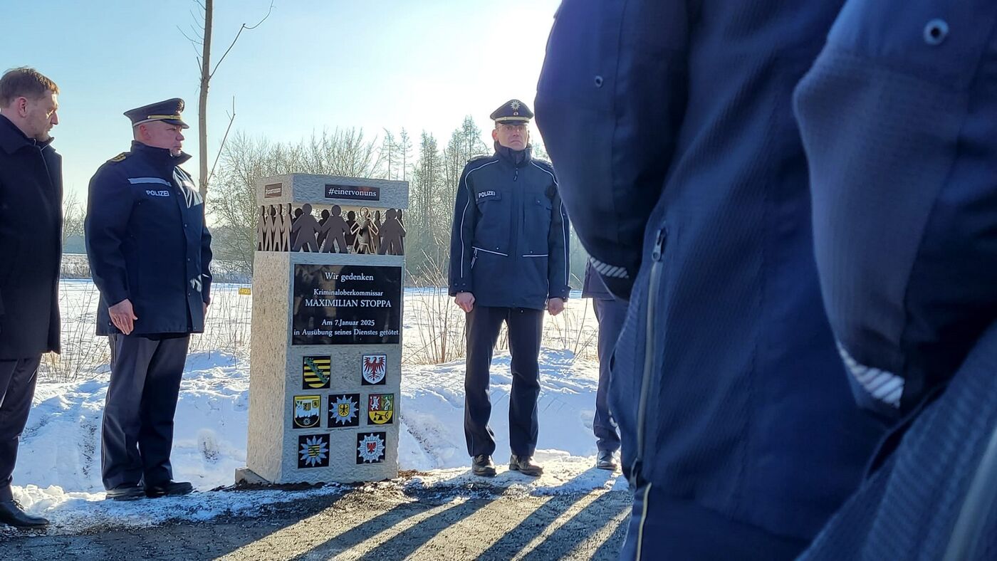 Gedenkstein erinnert an getöteten Polizisten aus Sachsen - Radio Leipzig